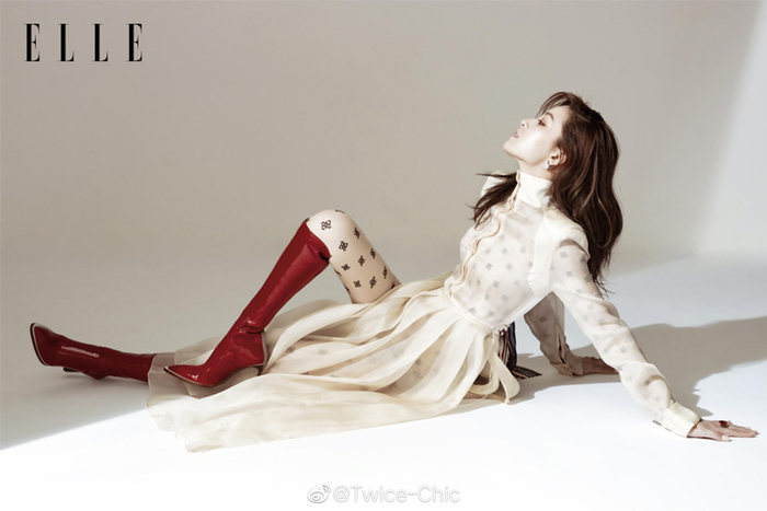 x ELLE HK 10月刊 | 芭比粉“面包服”与银色“太空外套”