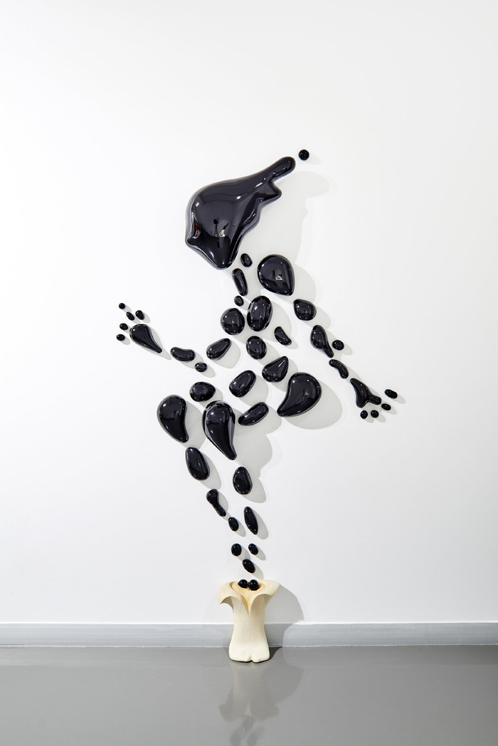 改变混合介质的雕塑Evren Erol 的混合媒介雕塑呈现出变化、耗散或