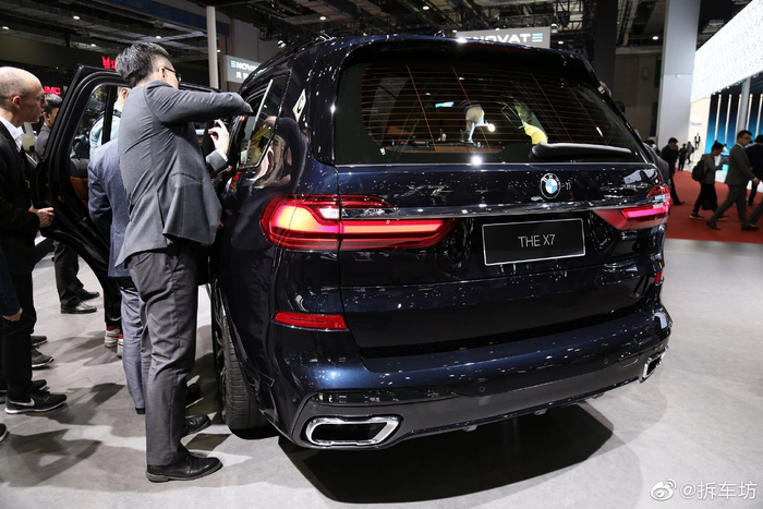 各位乡亲父老，今天我们来做到选择题，宝马X7在上海车展亮相的同时