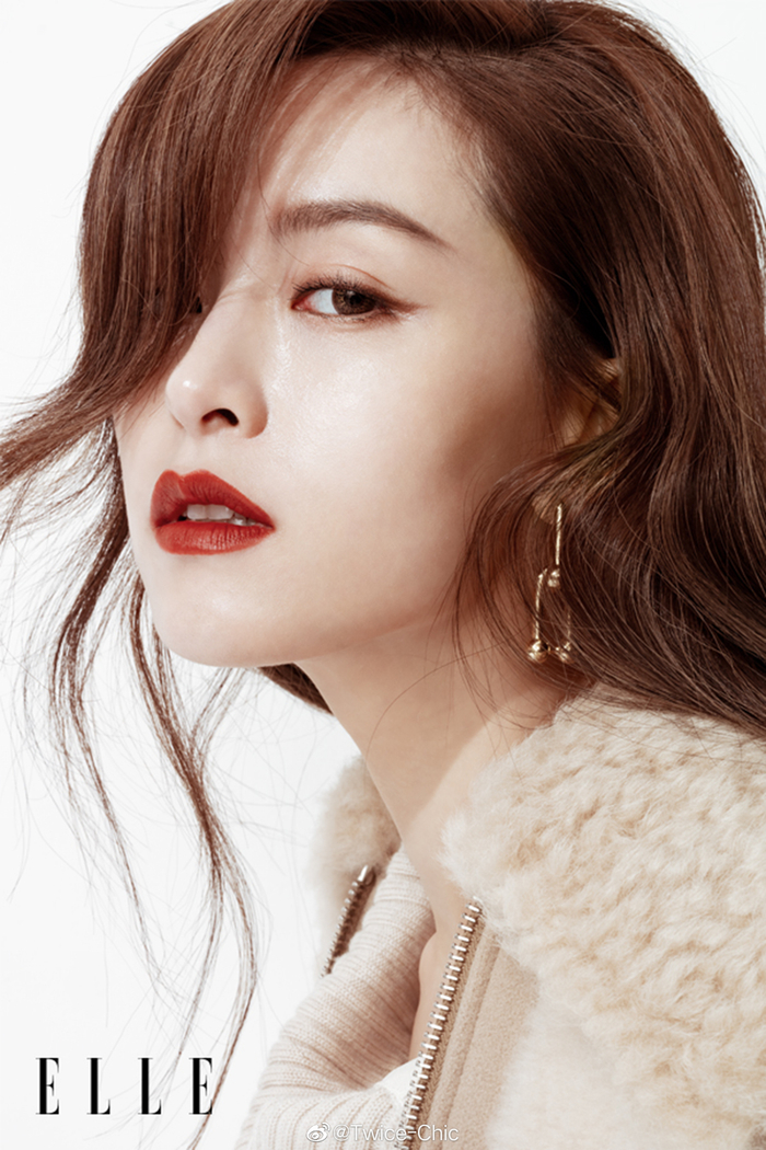 x ELLE HK 10月刊 | 芭比粉“面包服”与银色“太空外套”