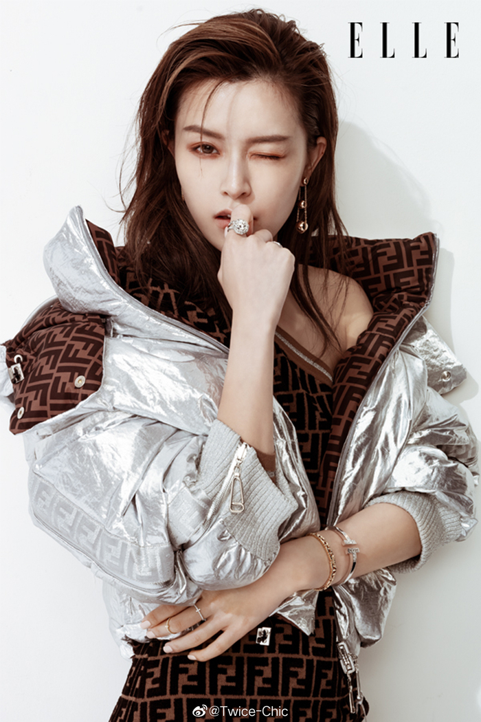 x ELLE HK 10月刊 | 芭比粉“面包服”与银色“太空外套”