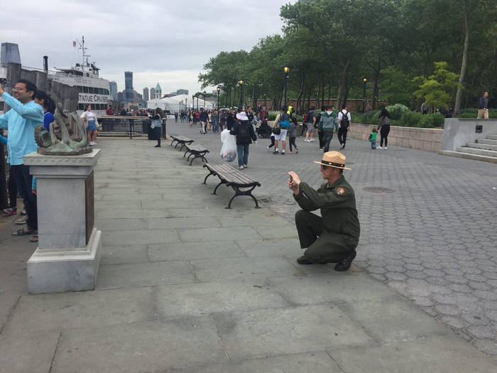 纽约虚构灾难的纪念雕像纽约雕塑家 Joe Reginella 的雕像散落在城