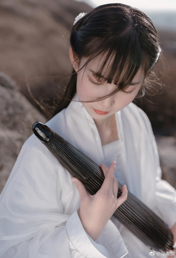 “日落山水静，为君起松声