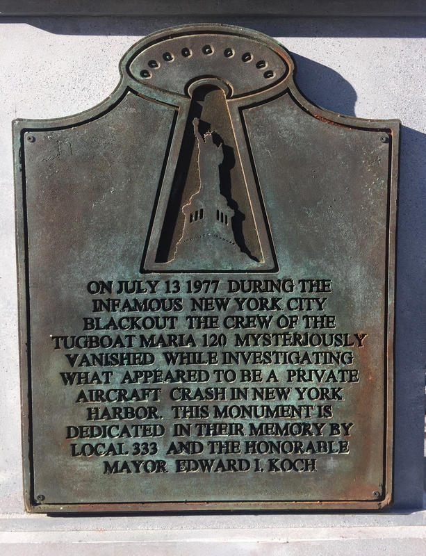 纽约虚构灾难的纪念雕像纽约雕塑家 Joe Reginella 的雕像散落在城