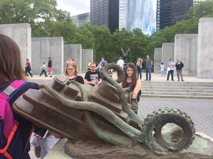 纽约虚构灾难的纪念雕像纽约雕塑家 Joe Reginella 的雕像散落在城