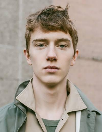 模特 Adrian Stene 来自挪威