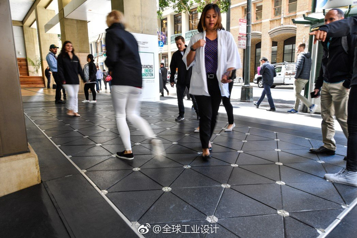 Pavegen 公司开发出了一款新型地板砖，可以利用人的走路踩踏来发电|地砖|地板砖|动能