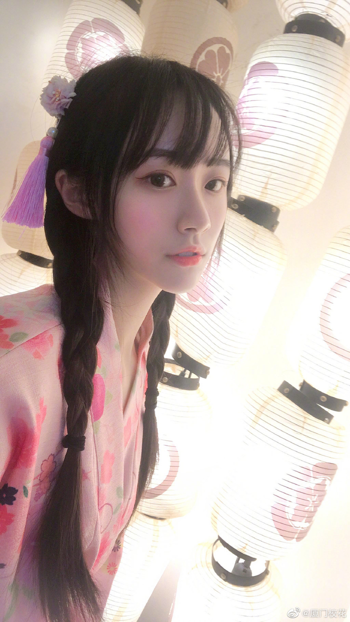 她叫林倩倩，99年，就读于上海民航学院，身高172cm