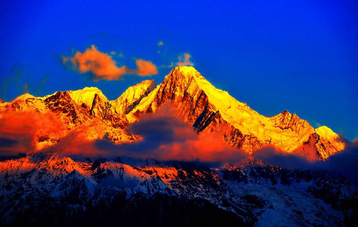 傍晚，梅里雪山群峰又迎来了一次日落
