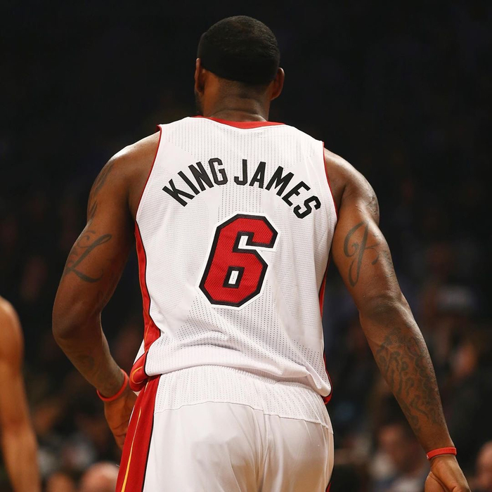 NBA联盟里当年的“绰号”球衣，老詹的 KING JAMES 帅爆啦