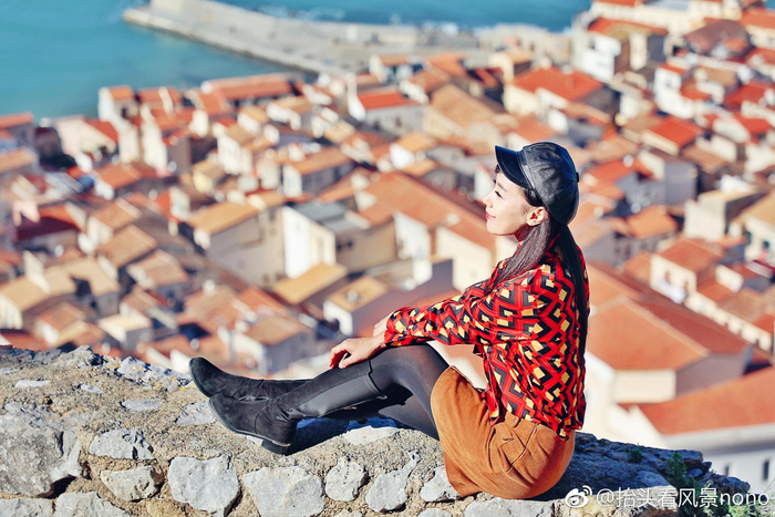 意大利西西里海边小镇切法卢，背山面海，白墙红瓦，碧海蓝天|红瓦|碧海蓝天|西西里_新浪新闻