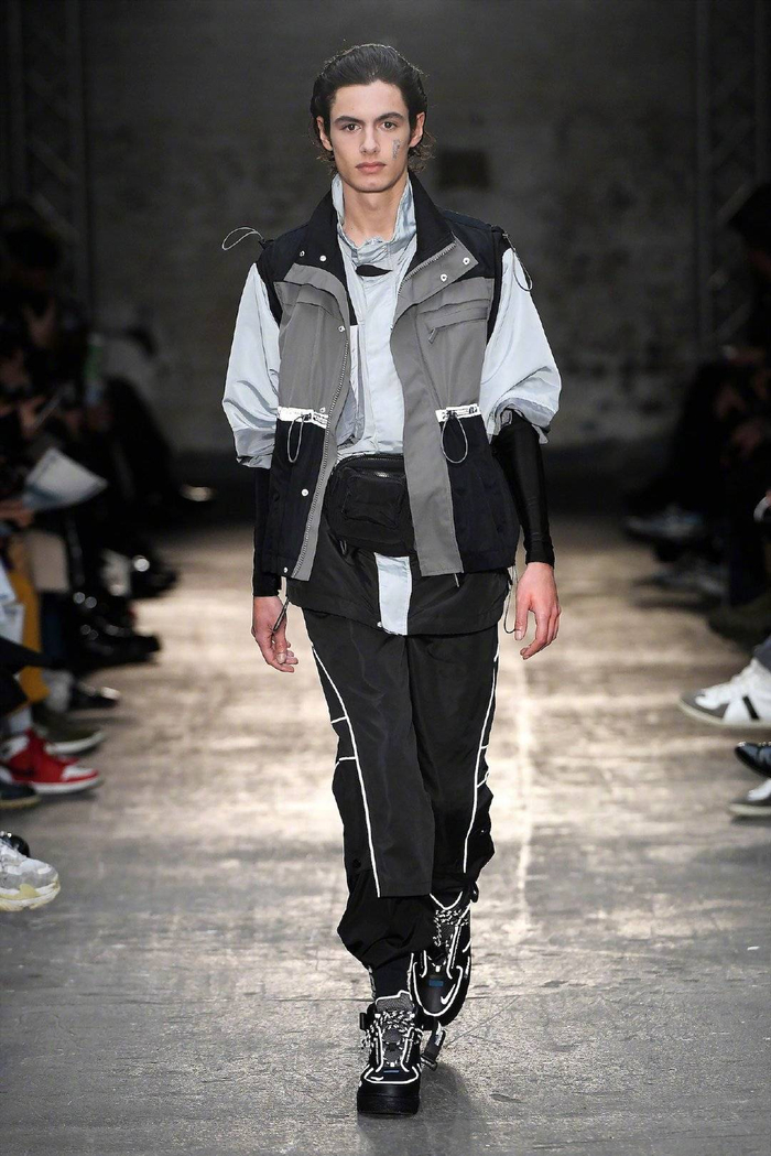 C2H4是中国设计师陈以溪（Yixi Chen）在LA创立的品牌