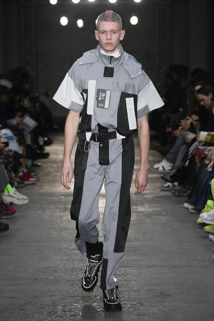 C2H4是中国设计师陈以溪（Yixi Chen）在LA创立的品牌