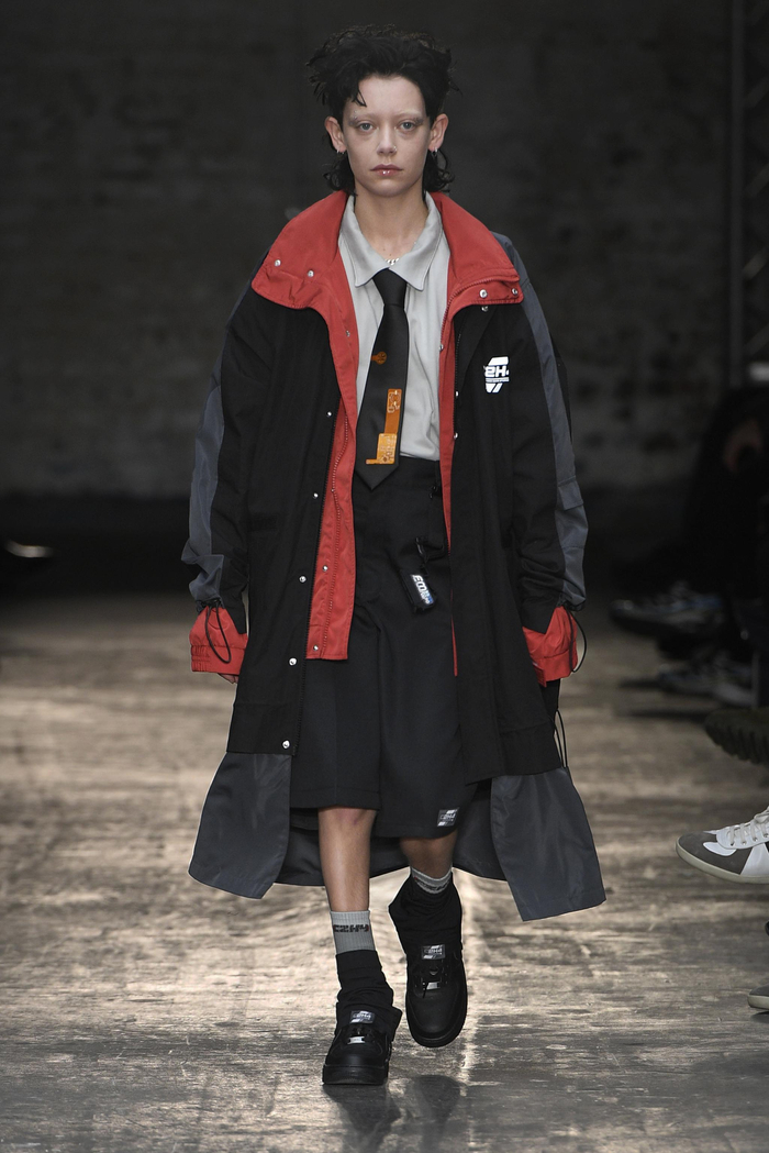 C2H4是中国设计师陈以溪（Yixi Chen）在LA创立的品牌