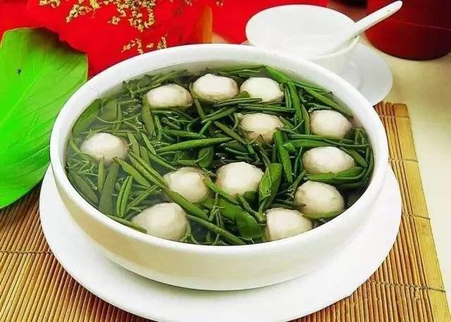 清汤鱼圆，汤清味鲜，滑嫩洁白，营养美味。