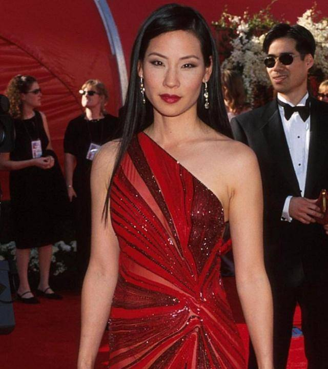 长相争议、拍三级片、代孕生子……在国内无名的她凭什么征服好莱坞，留名星光大道？