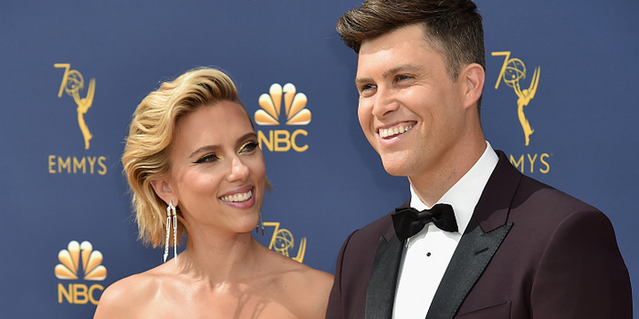 34岁“黑寡妇”斯嘉丽与编剧男友订婚，曾有两段婚姻_手机新浪网