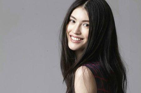 何穗低调现身机场，卫衣搭紧身裤难挡超模气质，走路自带T台风