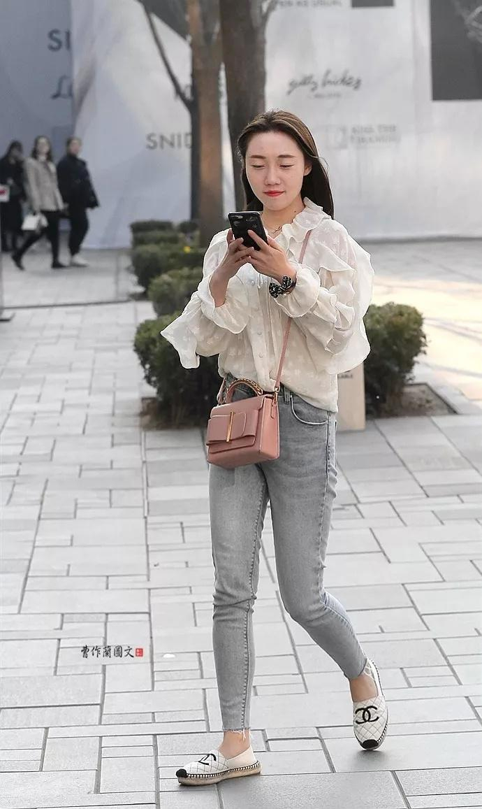 街拍：一件衬衫一条长裤也能穿得很美的美女