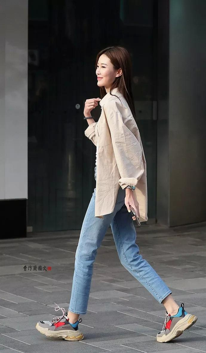 街拍：一件衬衫一条长裤也能穿得很美的美女