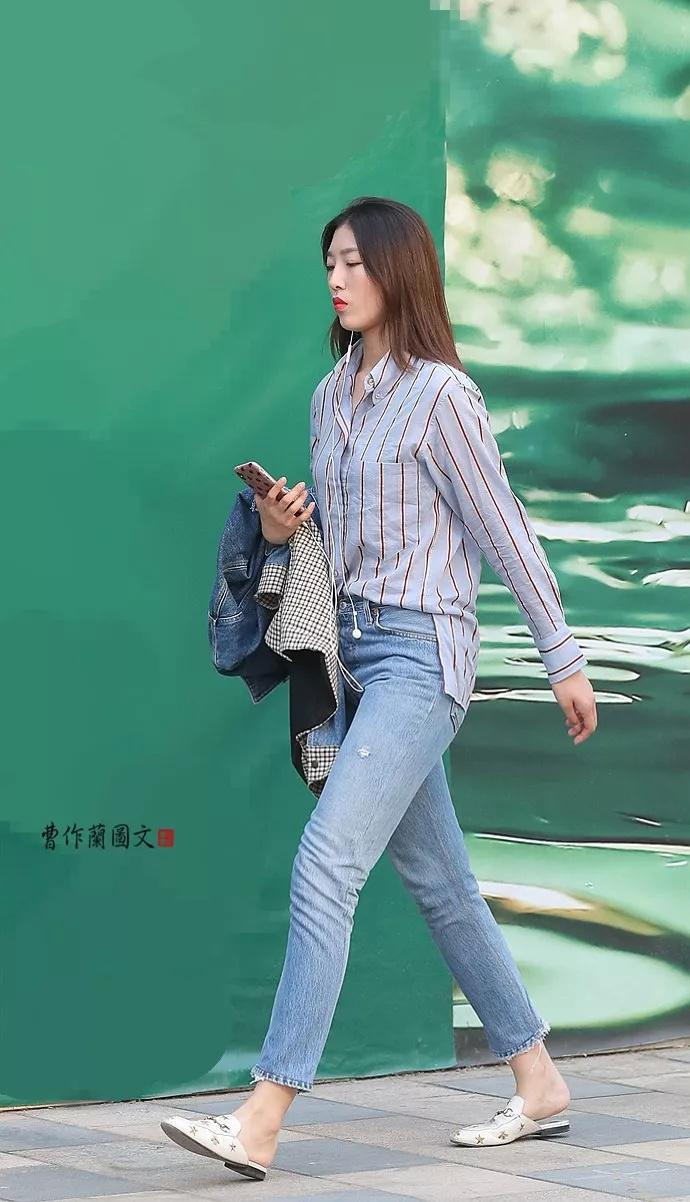街拍：一件衬衫一条长裤也能穿得很美的美女
