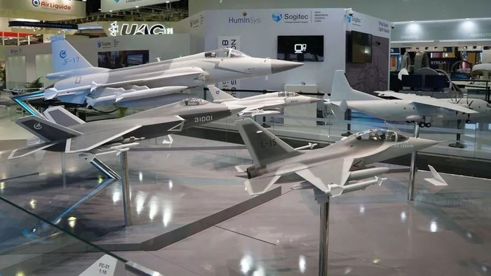 巴黎航展中国FC-31战斗机刷屏，2大细节证明其可能上003型航母？