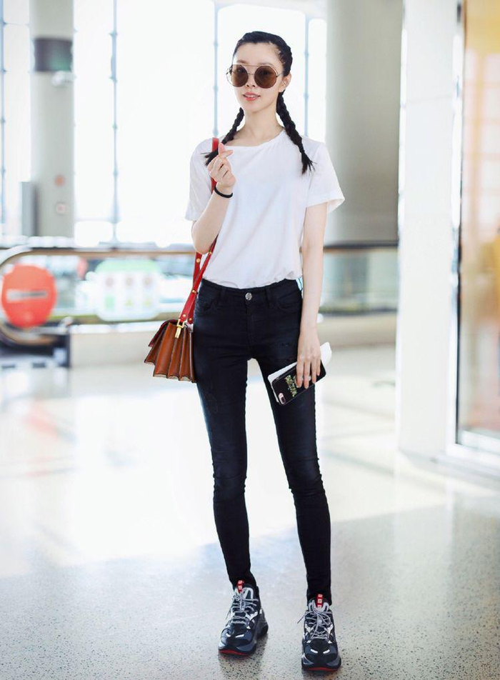 宋轶扎双麻花辫现身，穿T恤配紧身牛仔裤，双腿修长细成竹竿了