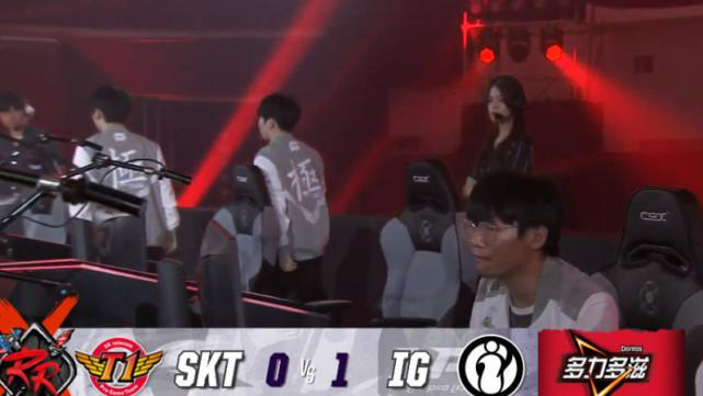 又一名英雄联盟女裁判出名，洲际赛站在IG背后，小姐姐很严肃！