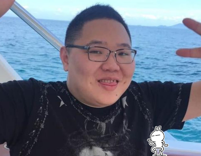 PDD在家直播被“警察”抓捕？他整个人吓傻，真实原因让人气愤