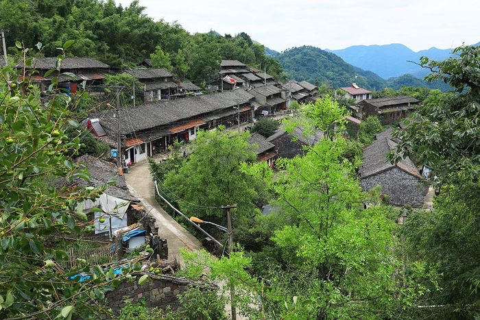 潇洒桐庐，使君无一事，心共白云空