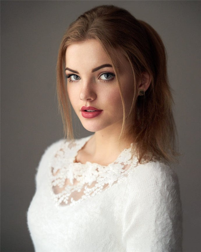 一个女孩名叫Lucy，摄影师Milan R