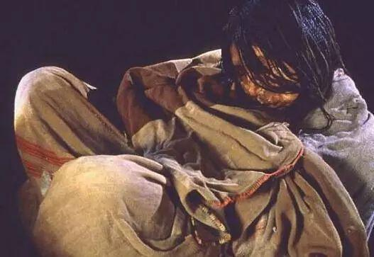 高山发现14岁女尸，500年了就像在睡觉，检测后令人心碎不已