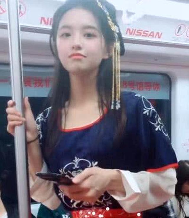网友地铁偶遇汉服小姐姐,神似刘亦菲仙气飘飘,微微一笑太动人了