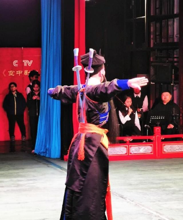 57岁“琼瑶男配”刘子蔚近照，苍老难认但气质依旧|刘子蔚|岳翎|琼瑶_新浪新闻