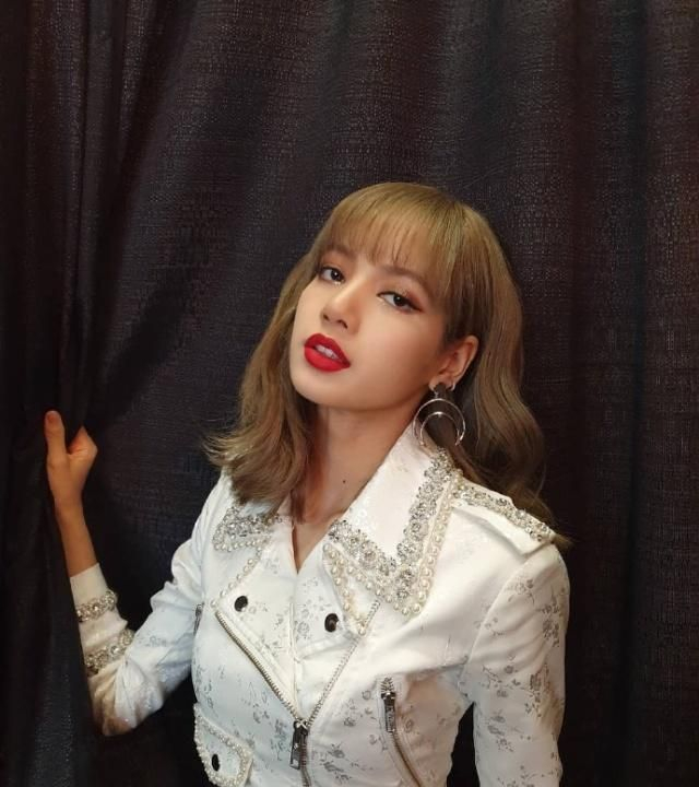 Lisa摆脱人间芭比称号，红唇妆容极具诱惑，辣妹称号更适合她