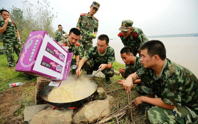 部队伙食菜品齐全，军人最难忘的却是这种食品，我们都吃过