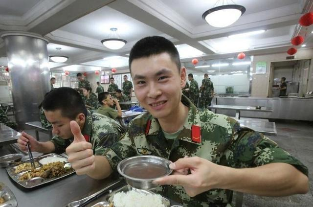 部队伙食菜品齐全，军人最难忘的却是这种食品，我们都吃过