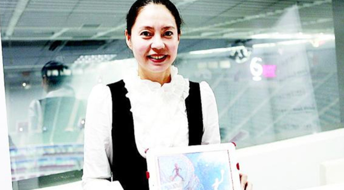 她37年前叛逃美国，做了叛国者，害惨了队友，如今高调回国捞金！