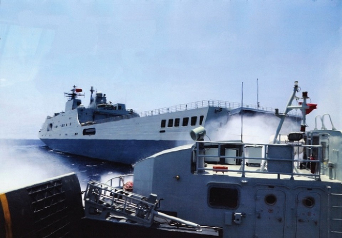 中美气垫船是双胞胎？726A驾驶舱布置大不同，关键之处不一样