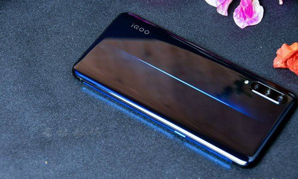 友商终于爆发！骁龙855+屏幕指纹+44w，最低1898元入手__财经头条