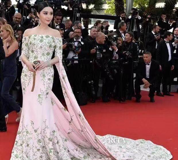 范冰冰的范爷称号真不是靠吹，5套中国风礼服，一套比一套霸气|范冰冰|中国风|礼服_新浪新闻