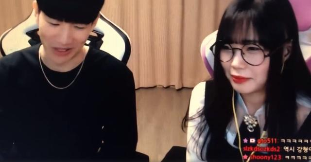 Theshy脱单了？直播间出现一位可爱型美女，Shy哥手把手教打游戏