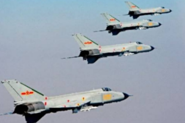 回忆二代机性能，歼8F退居二线仍可服役10年，奠定良好发展基础