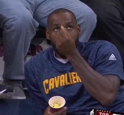 詹姆斯在场边吃像辣条一样的红色东西是什么？|詹姆斯|辣条|扭扭糖_新浪新闻