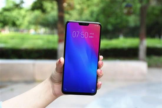 刘海屏手机颜值排名：华为P20第三，iPhoneX第五，__财经头条