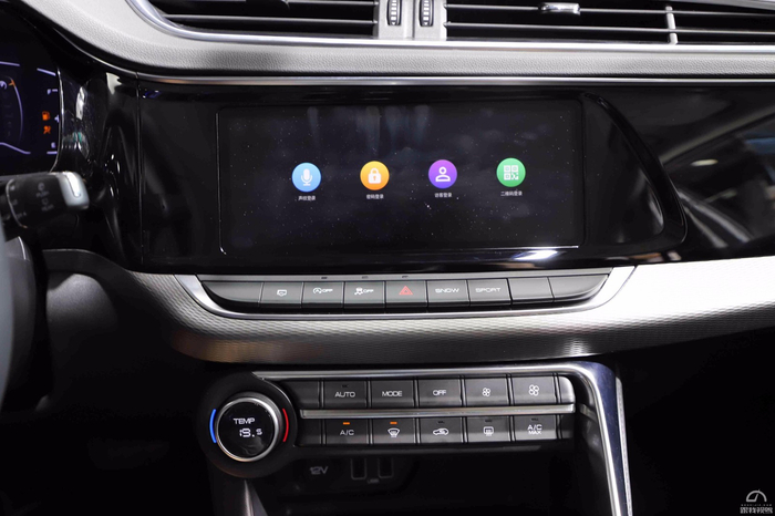 拥有燕尾的“几何学”SUV 全新一代东风风神AX7亮相成都车展