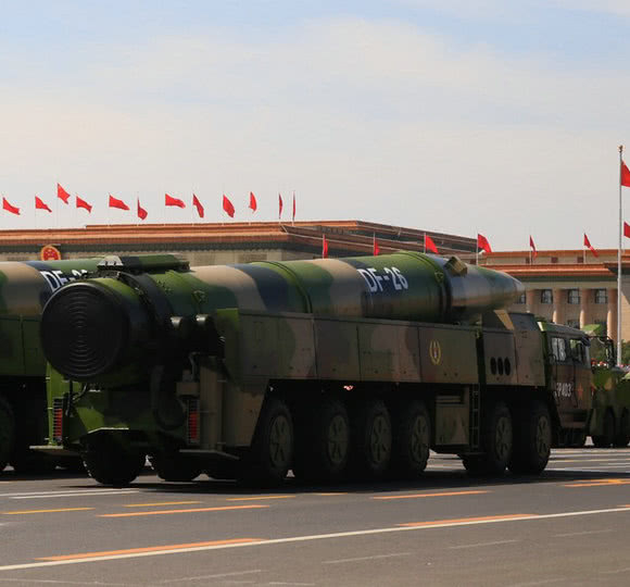 用弹道导弹打航母靠谱吗？东风21D和东风26能否实现精准打击