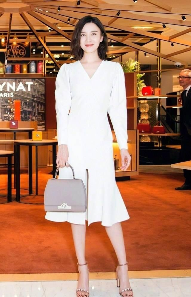 宋佳晒美照穿连衣裙搭配优雅高跟鞋, 网友: 脚太美了让人受不了