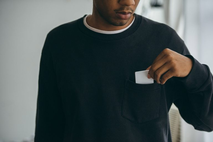 美国设计师Kaiwei Tang和Joe Hollier 设计了一部抛弃互联网只能打电