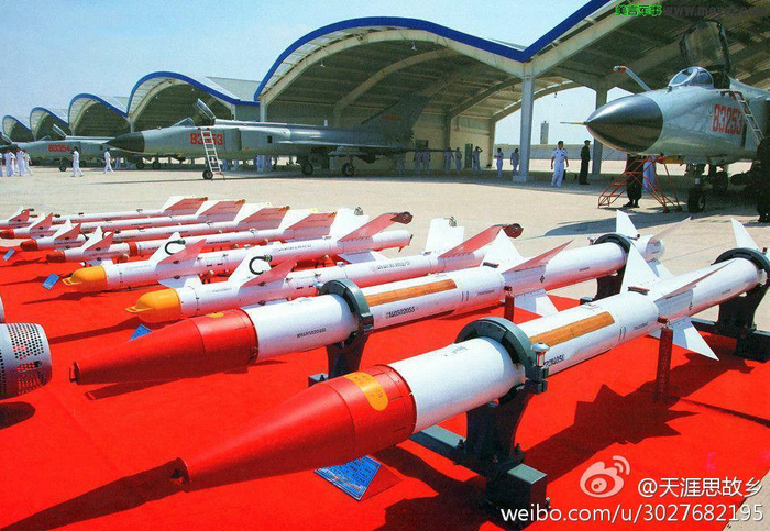 歼20开弹仓，一开始以为是PL12，经过网友指点，知道那是PL15